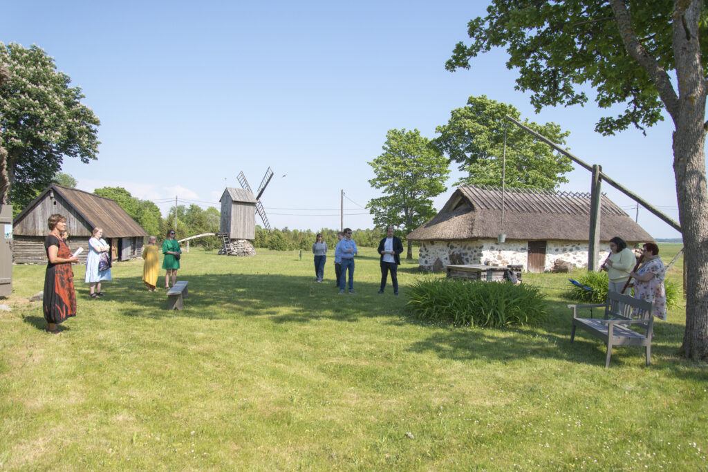 Mälestuspink kolmele mehele – Käina köstrimaja eest seisjale - SA ...